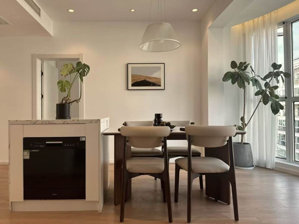 Gubei, Golden City Road, Large 3-bedroom apartment, Metro Yaohong Road ...