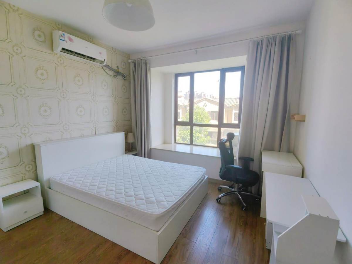 Nice compound 2 br with balcony easy to L 11 ,3 stops to NYU Shanghai ...