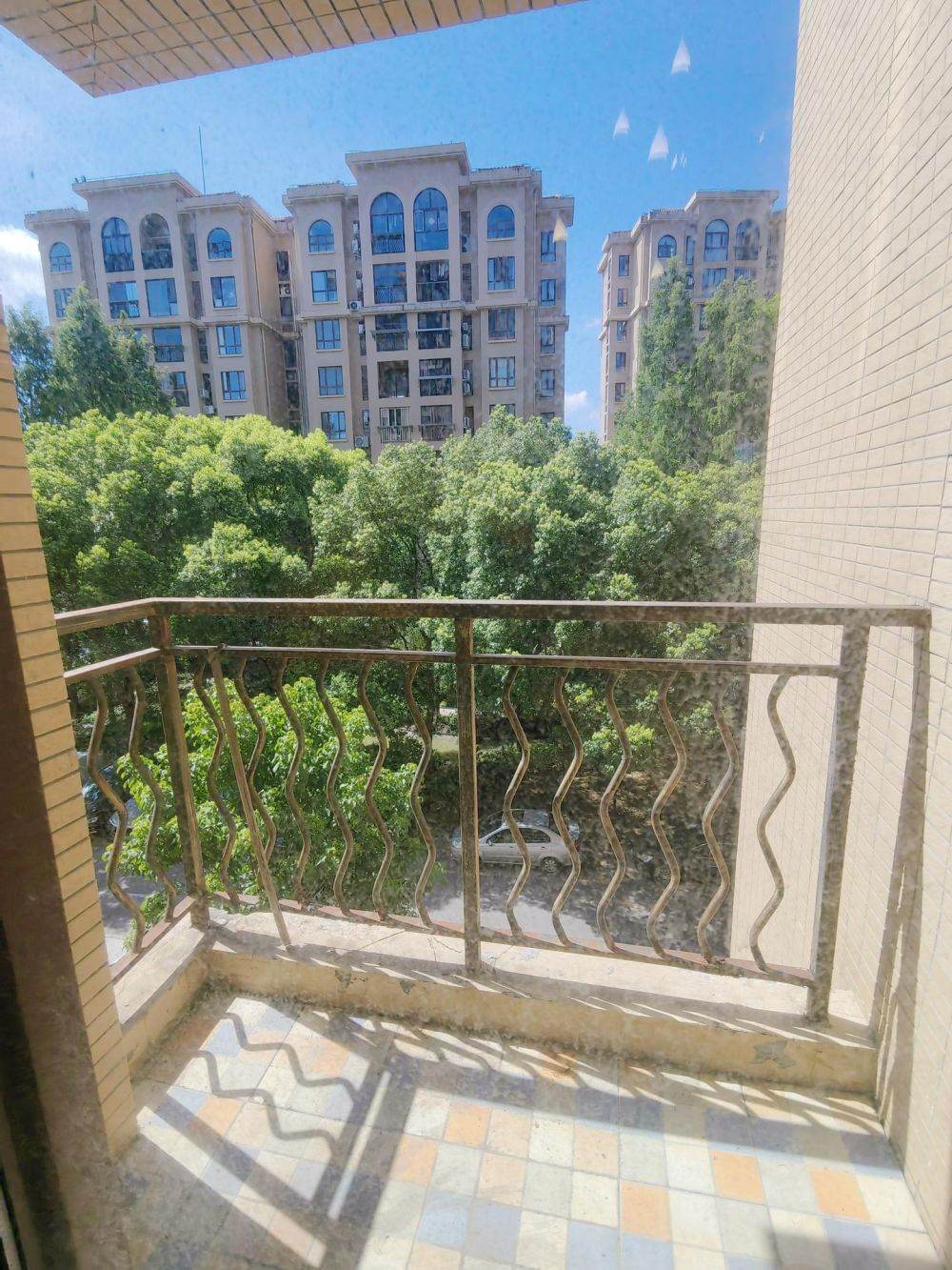 Nice compound 2 br with balcony easy to L 11 ,3 stops to NYU Shanghai ...