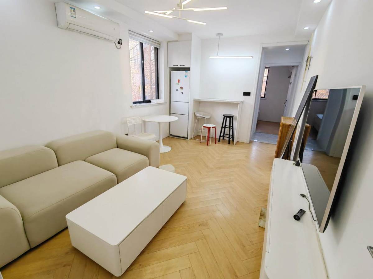 Good price 2 br near ZhongShan Park .walking distance L 3/4 West Yan'an ...